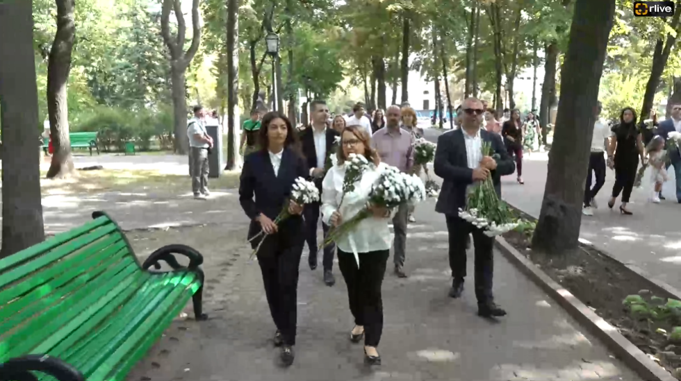 RLIVE! Conducerea Primăriei Chișinău, depune flori pe Aleea Clasicilor ...